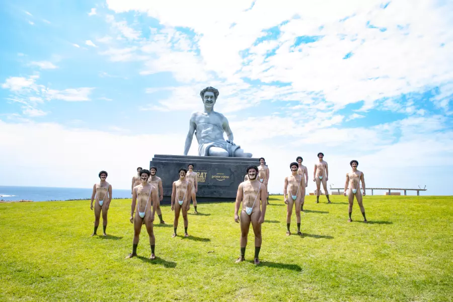 Una estàtua de 6 metres de Borat s'ha apoderat de la platja de Bondi 2264_2