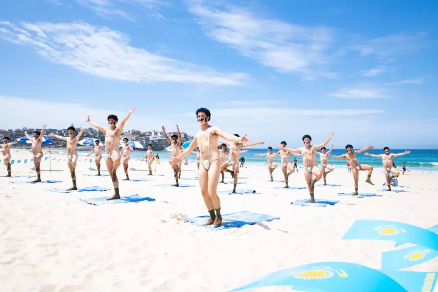 'n Standbeeld van 6 meter van Borat het Bondi Beach oorgeneem 2264_4
