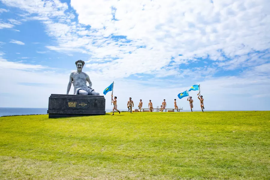 O statuie de 6 metri a lui Borat a ocupat plaja Bondi 2264_5