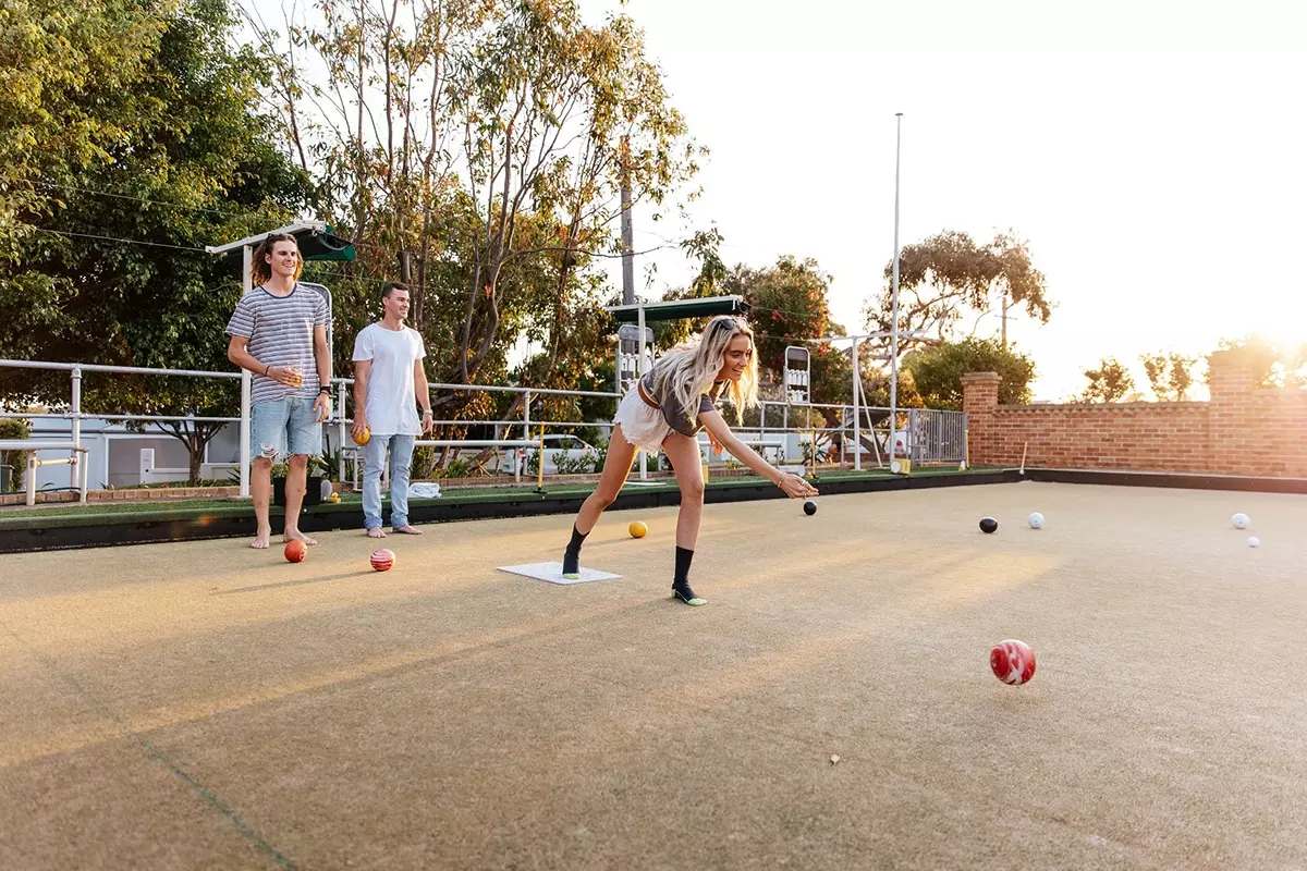 Beschte Flecken fir Barefoot Schësselcher zu Sydney South Cronulla Bowling Club