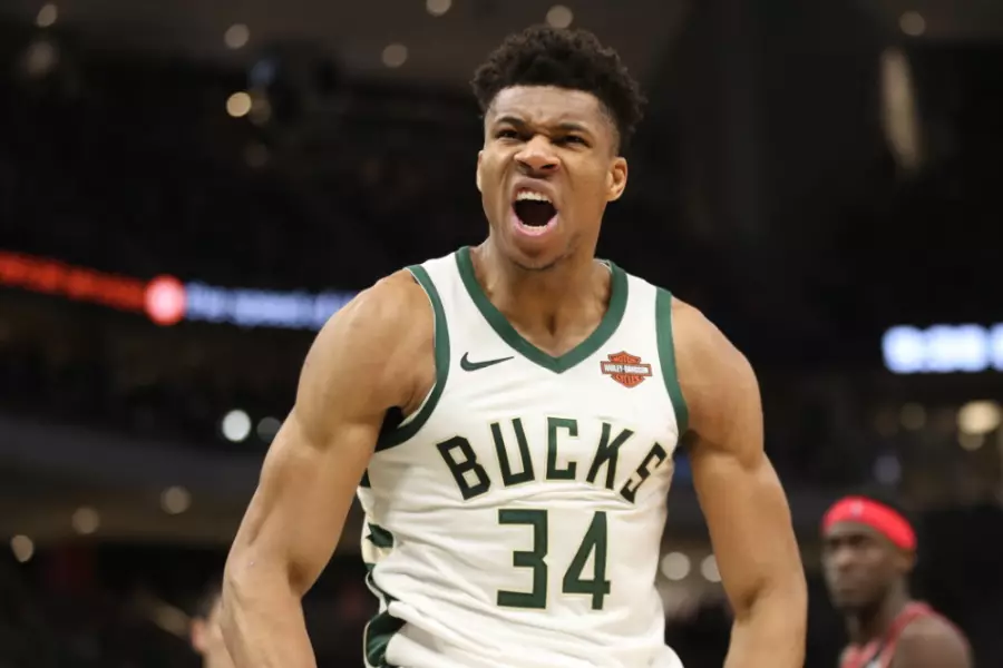 Giannis Antetokounmpo ပေးပြီး ကစားသမားပါ။