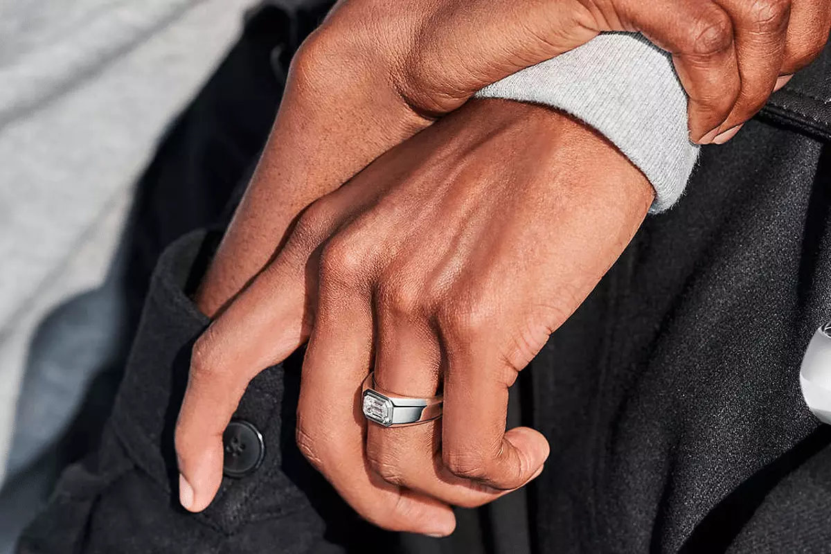 حلقه نامزدی تیفانی برای مردان در دست 2