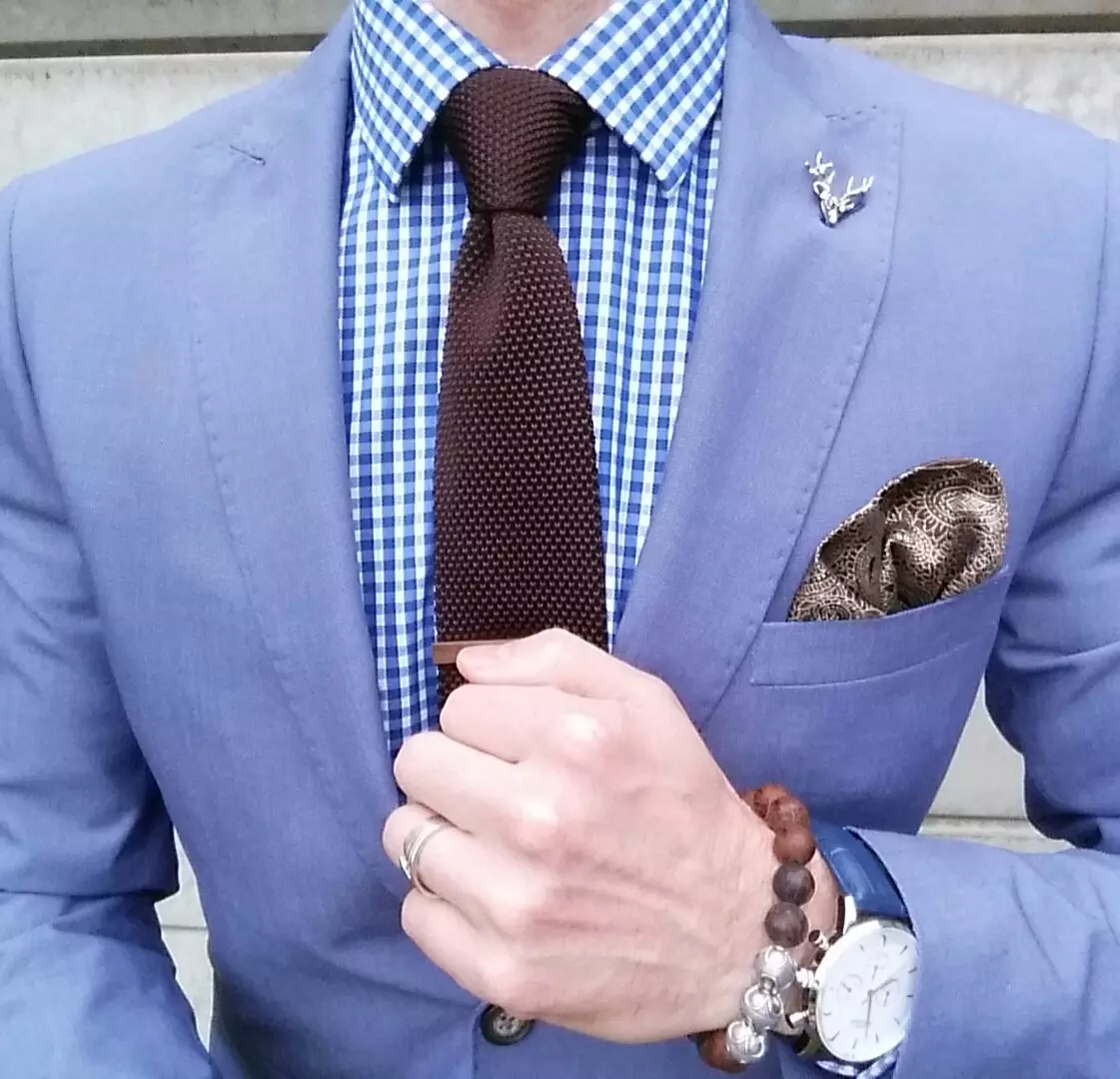 jednokolorowa koszula z innym kolorowym krawatem