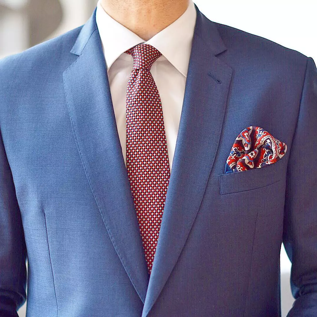 odijelo pastelne boje kravata nosi kvadrat