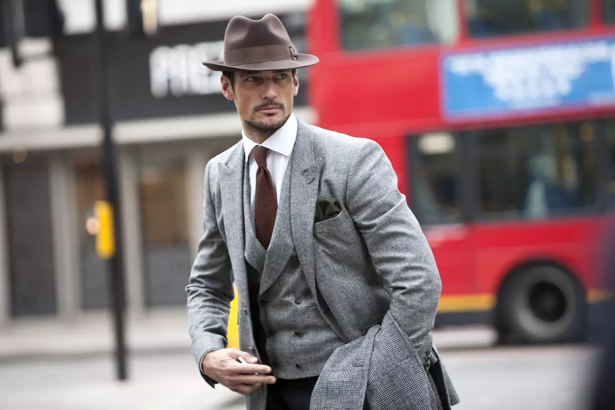 مردان با اعتماد به نفس کت و شلوار با کلاه می پوشند