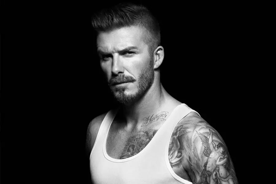 David Beckham gizonezko modeloa txano zuriarekin