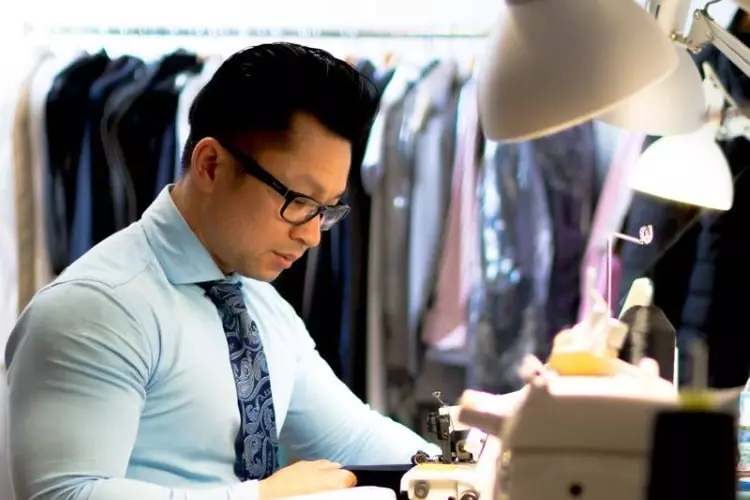 ọkunrin ṣiṣẹ ni Anthony van pham tailors