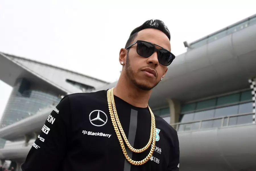 Panduan Gaya - Cara Berpakaian Seperti Lewis Hamilton - Bling King