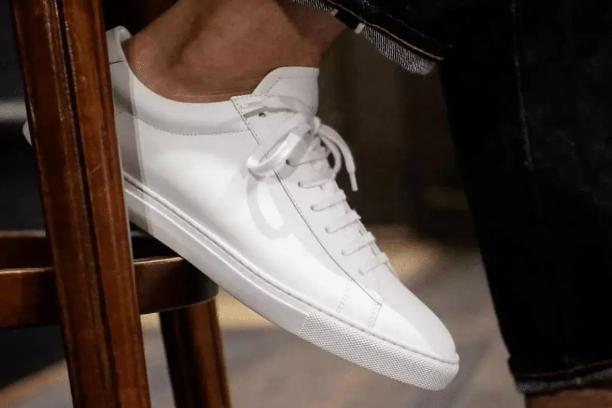 Oliver cabell low 1 white on foot 1