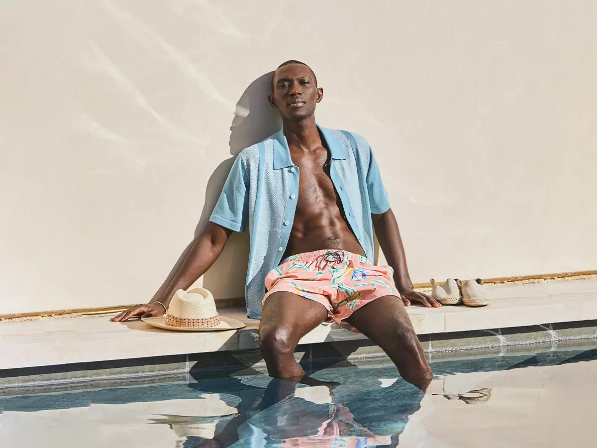 Todd Snyder Channels Hamptons Sofaisticiúlacht le Debut Swimwear