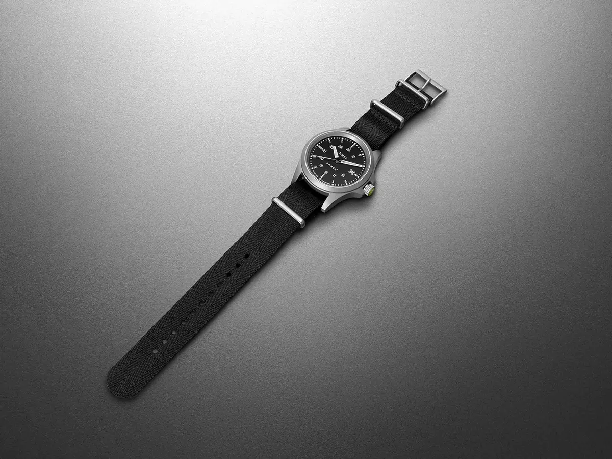 Timex x james merkkiteräs kokonaisena