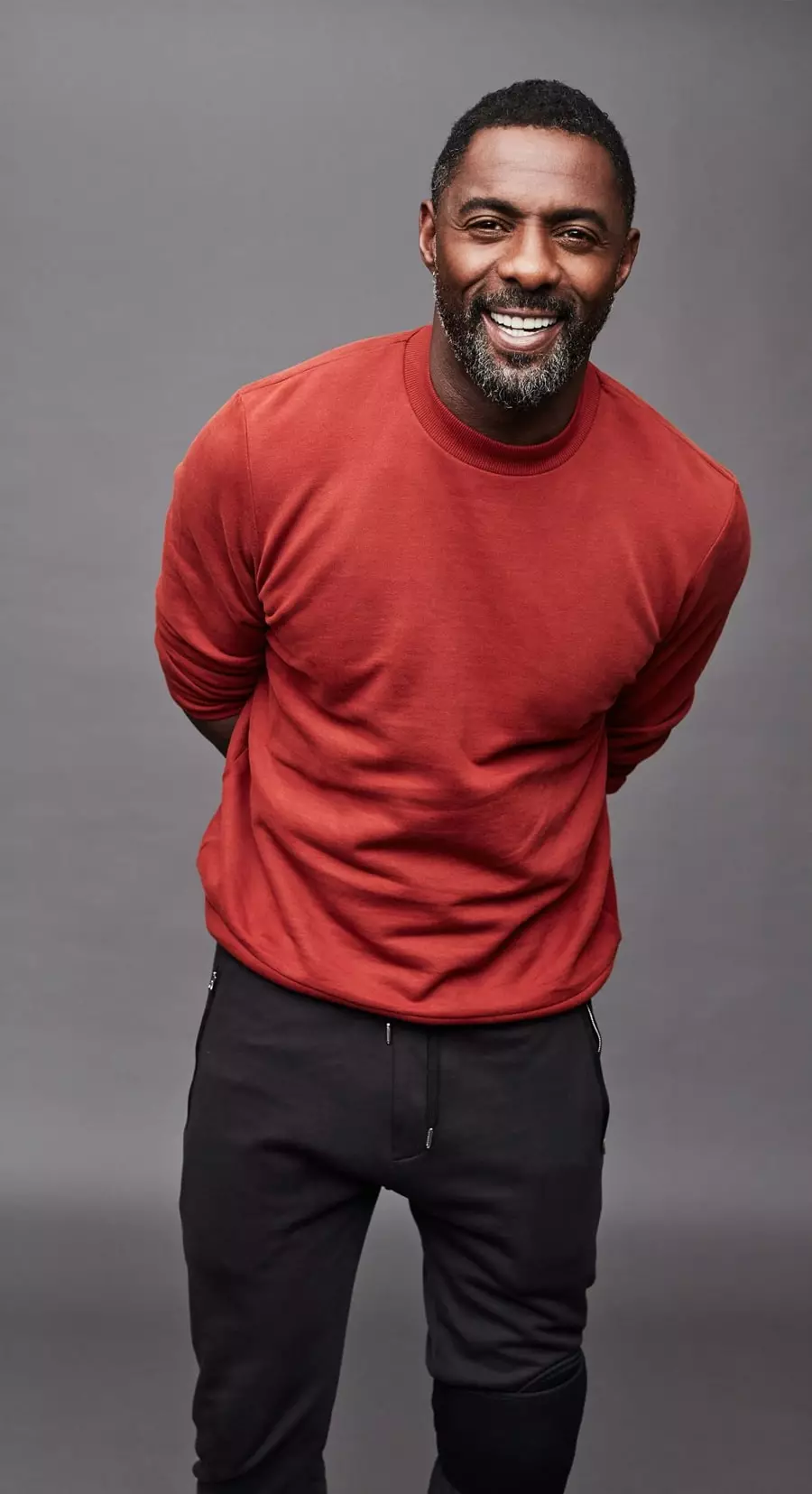 Idris Elba i röd tröja