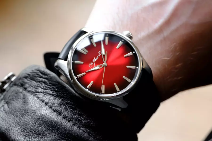 ylellinen punainen sveitsiläinen kello