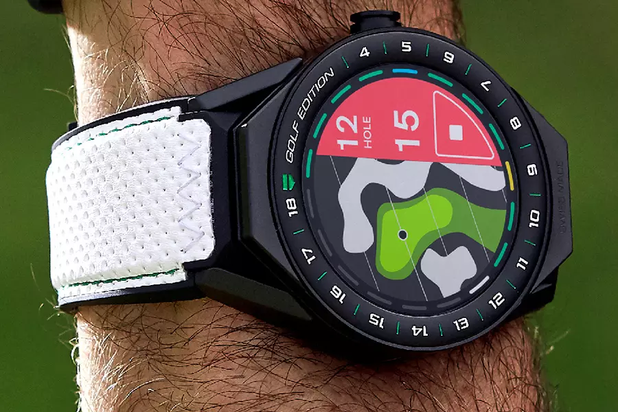 Jam Tangan Golf TAG Heuer Connected di pergelangan tangan