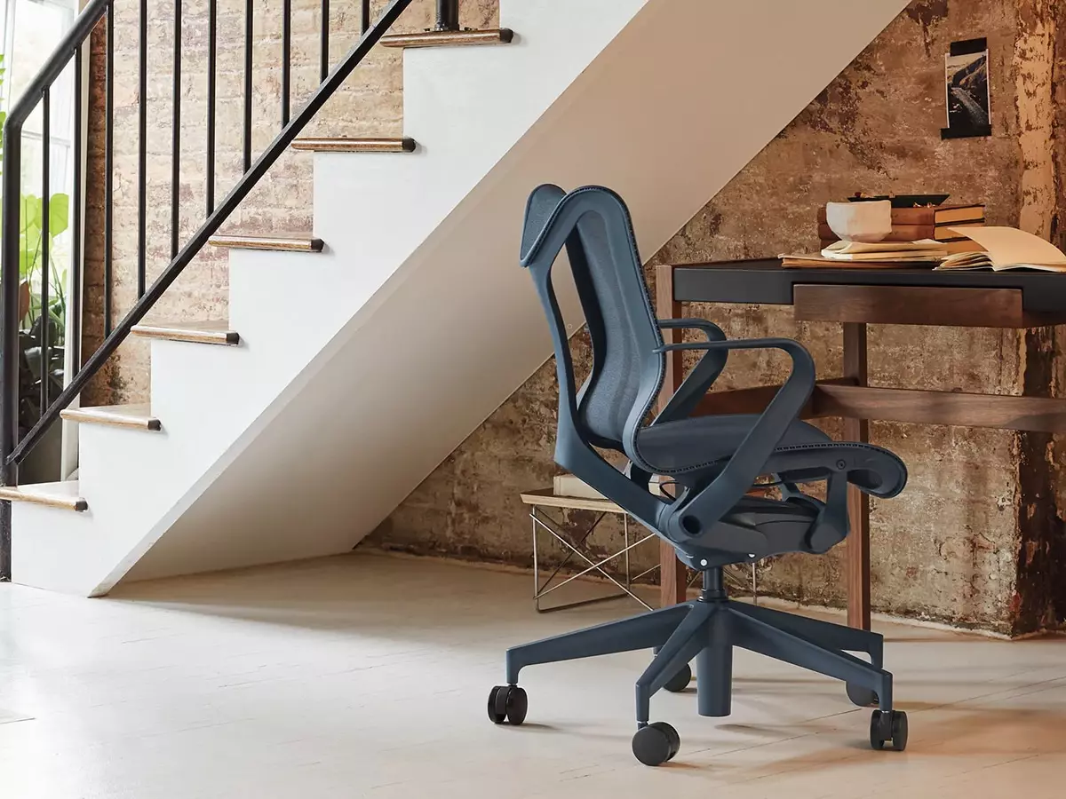 herman miller cosm chai blakus augšstāvam