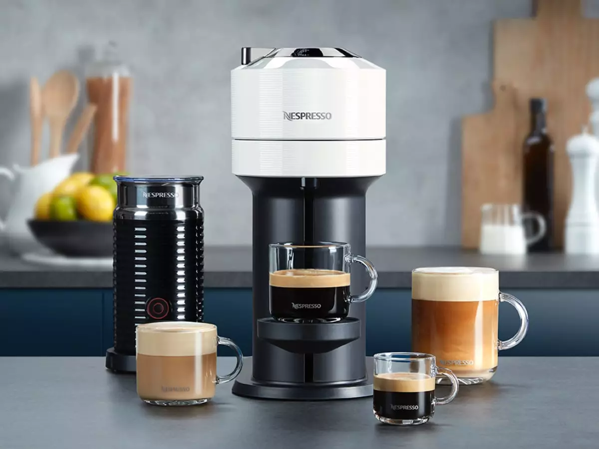 Nespresso vertuo nākamais kafijas automāts aeroccino komplekts uz galda virtuvē