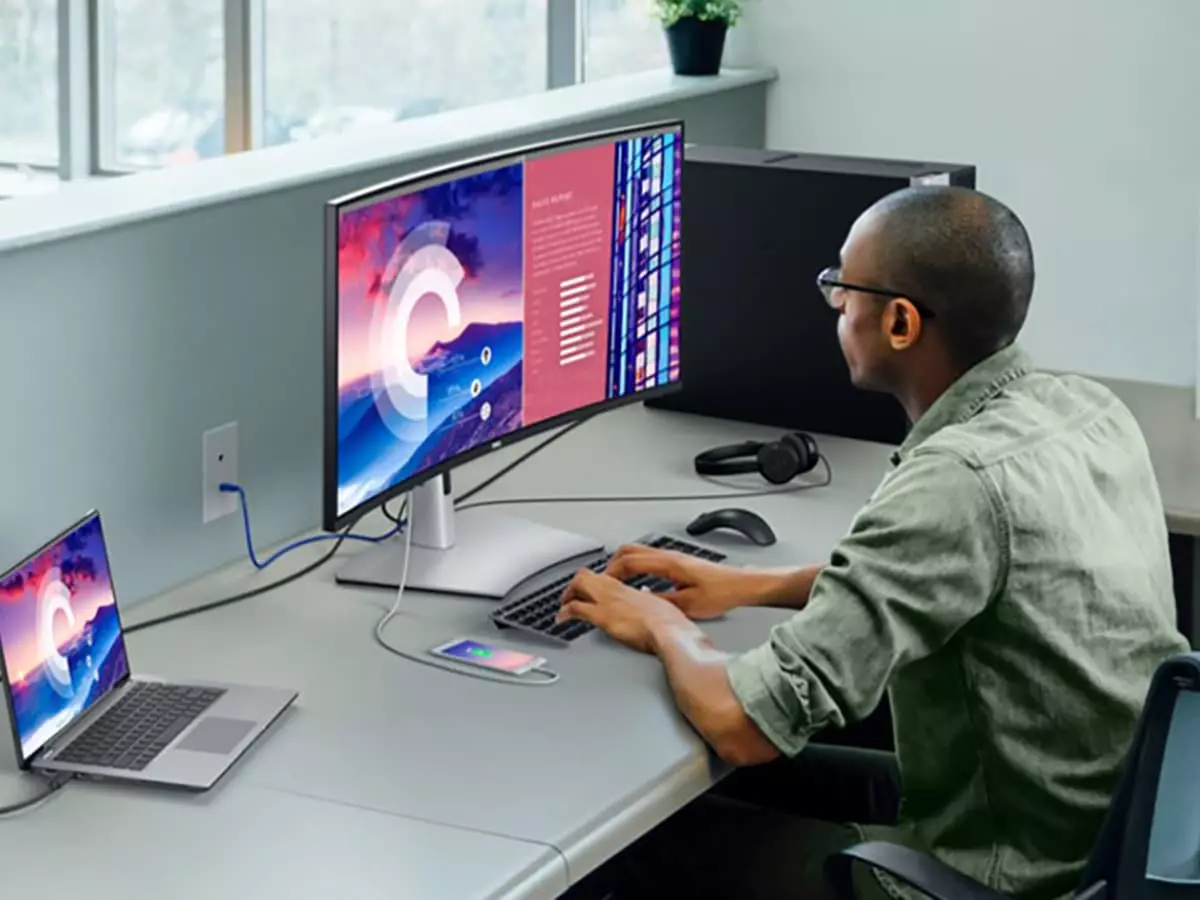 lalaki nga naglingkod atubangan sa Dell UltraSharp Curved Monitor