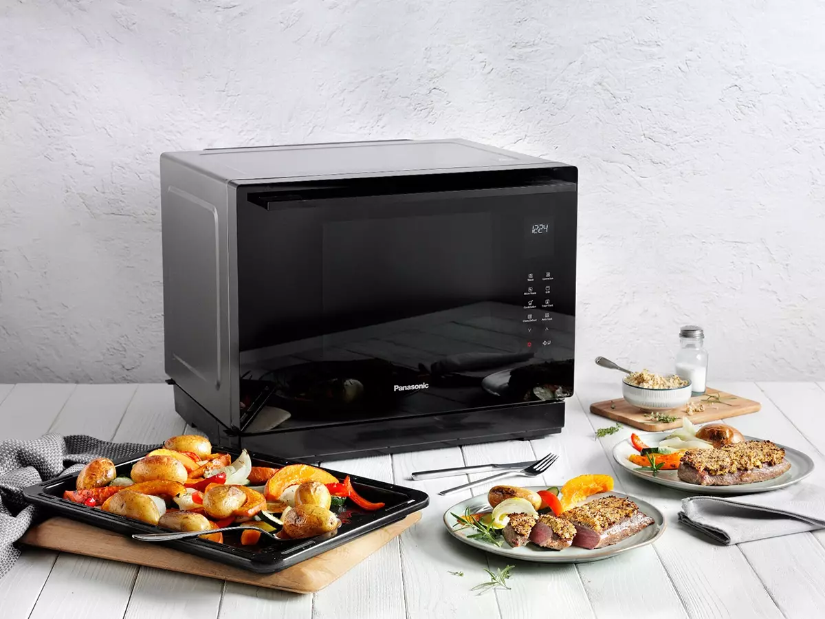 Panasonic 4 em 1 forno de microondas de convecção na mesa da cozinha