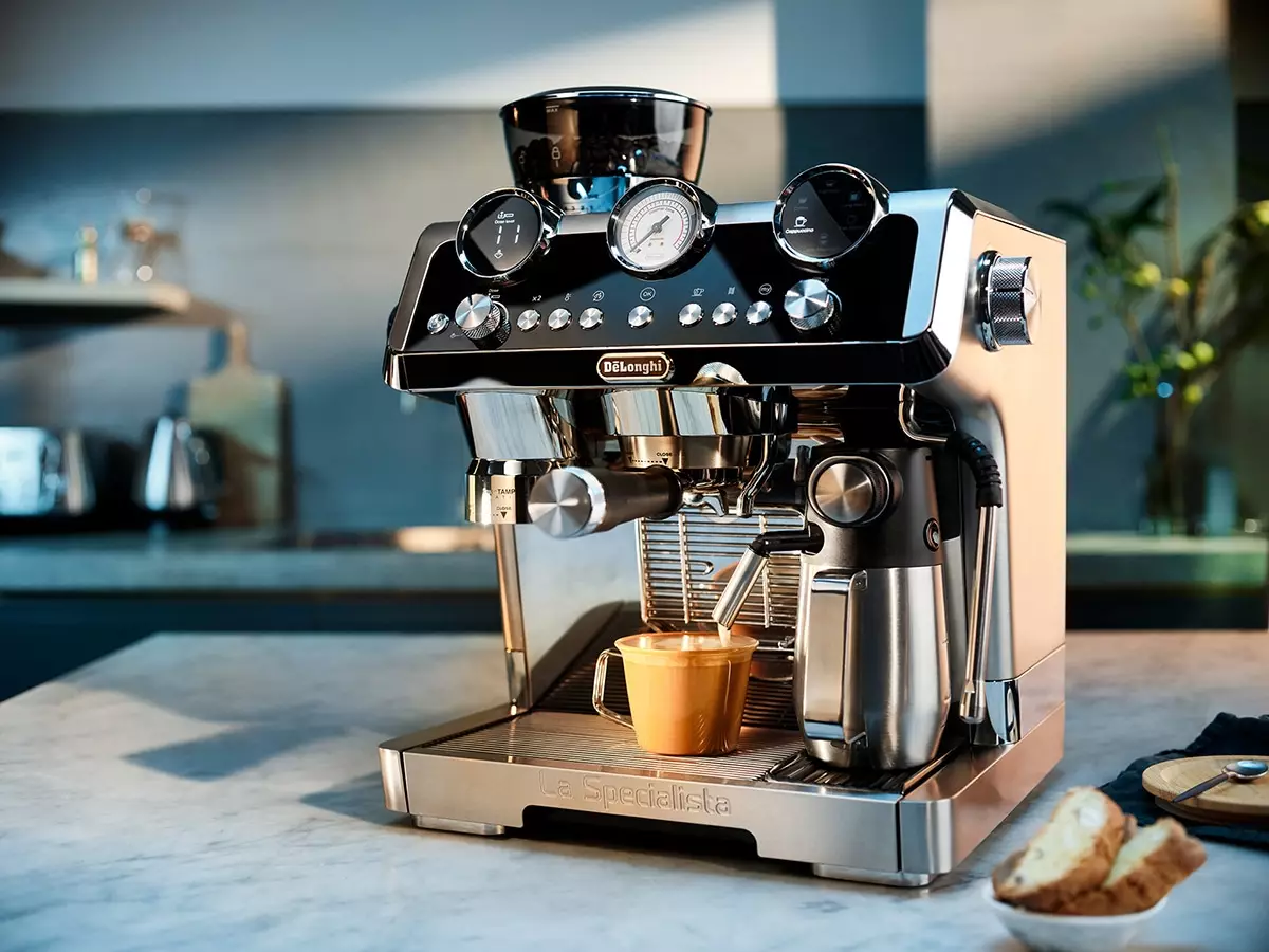 delonghi specialista maestro hânmjittich espresso-masine op keukentafel