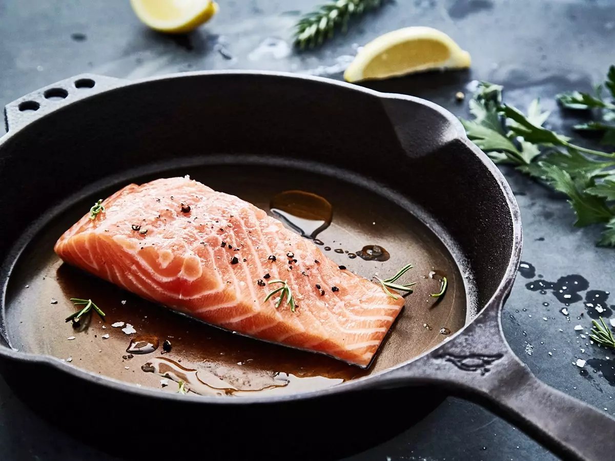 salmon ighe na smithey 10 nkedo ígwè skillet