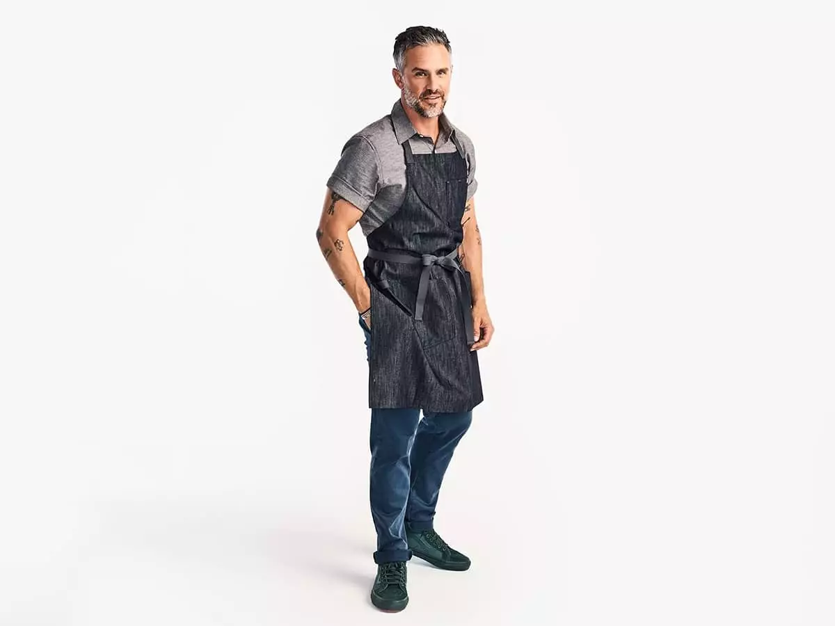 man wearing hedley bennett de essinsjele apron jack