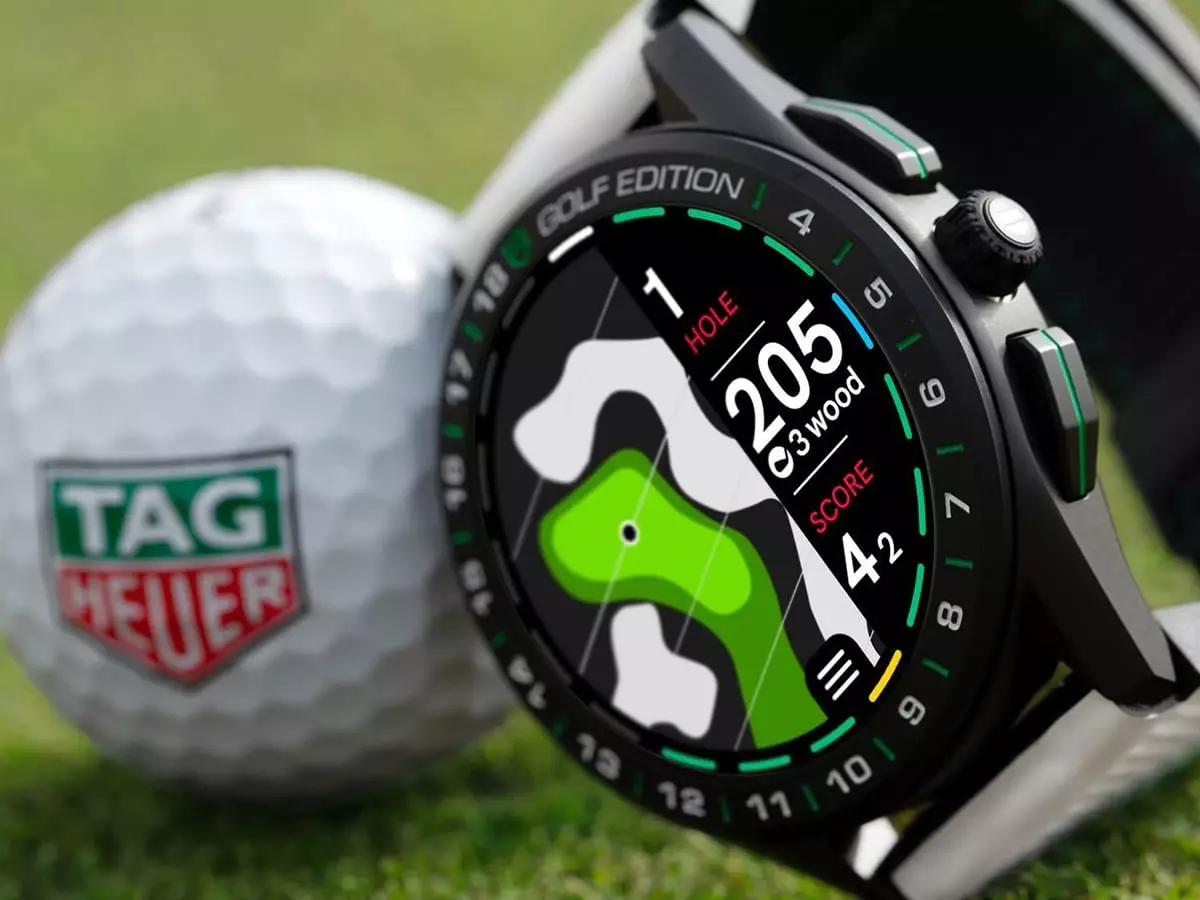 Tag Heuer Connected Golf Edition Uhr in der Nähe des Golfballs