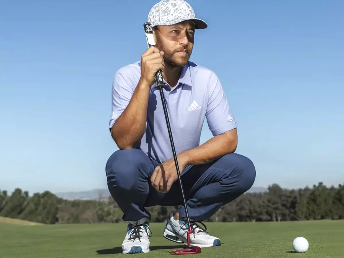 Mann mit adidas zx primeblue Golfschuh ohne Spikes auf dem Golfplatz