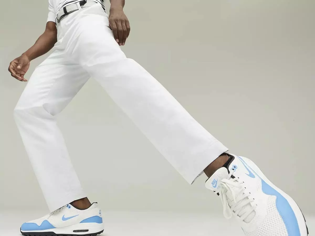 muškarac nosi bijele nike dri fit uv golf chino hlače