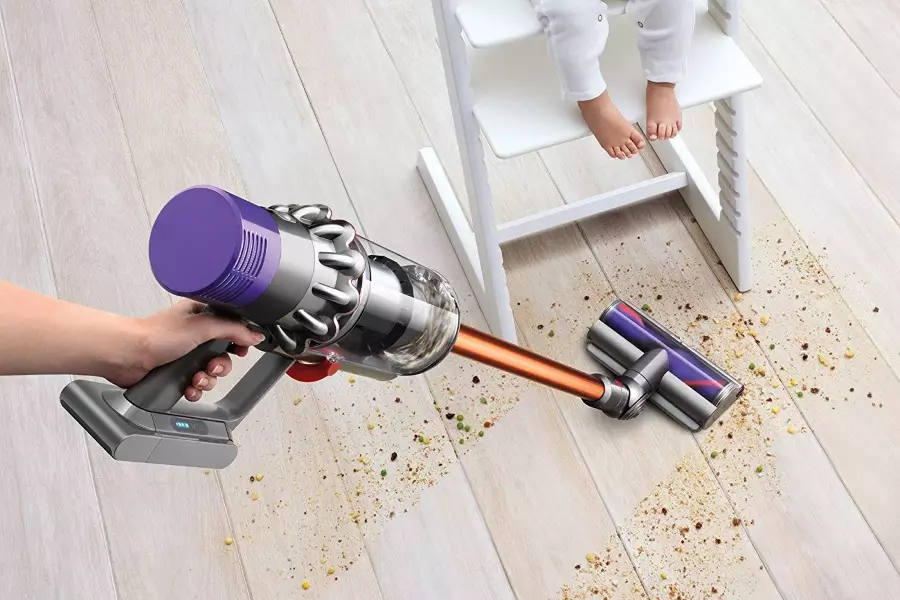 Dyson cyclone v10 vacuum e se nang mohala e felletseng