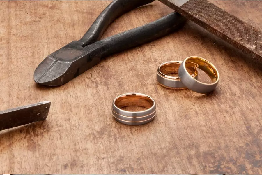 cincin kavalri perkahwinan lelaki di bangku bengkel