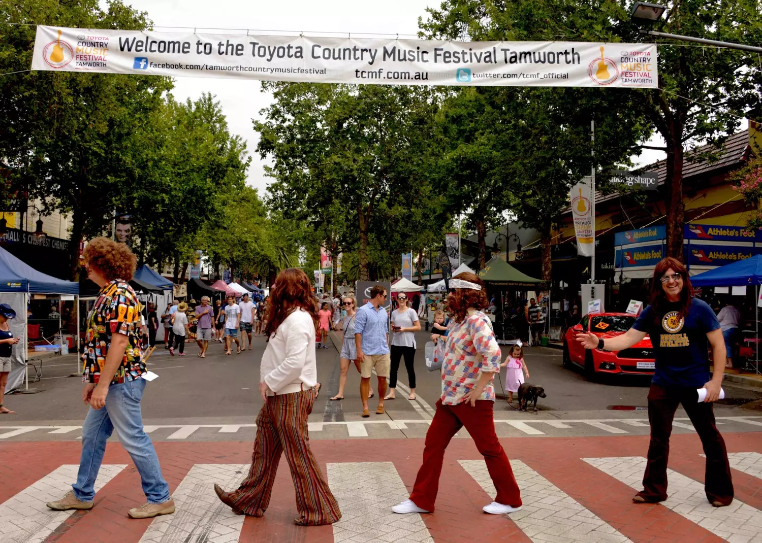 トヨタカントリーミュージックフェスティバルの人々が道路を横断する