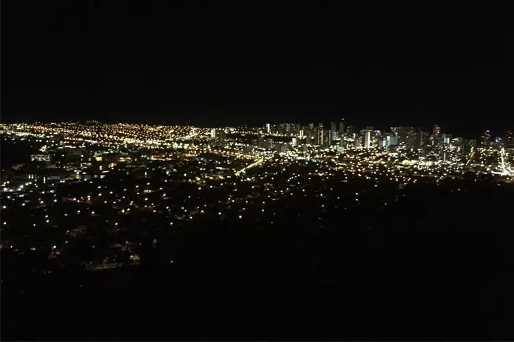 honolulu pada malam hari mengingatkan pada pemandangan kota besar mana pun