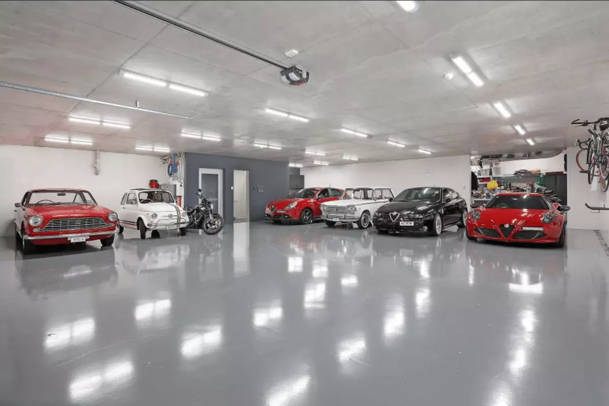 Le manoir Concord de 5,9 millions de dollars avec le garage le plus impressionnant du monde 4674_1