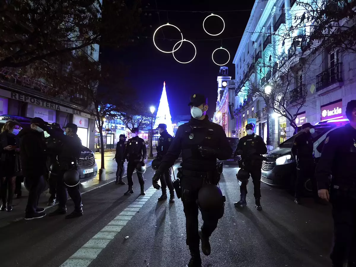 Policía allana la orgía española de fin de año