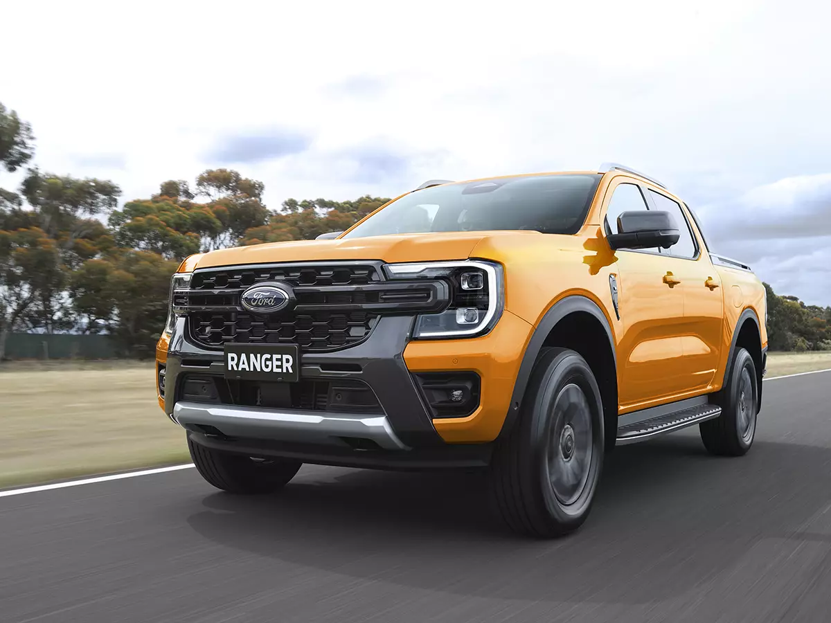 ford ranger baru di jalan raya