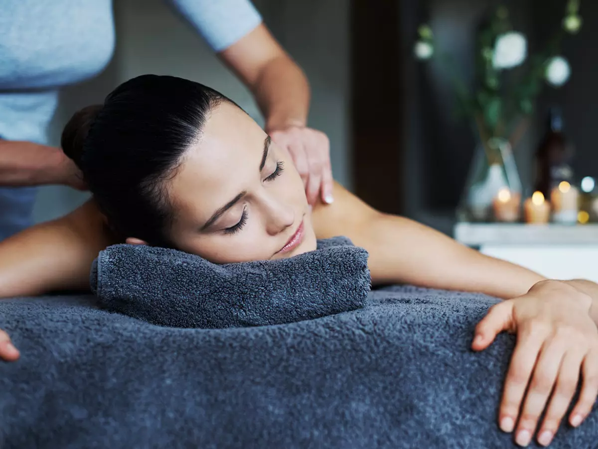 Mujer con masaje en alysium day spa sydney