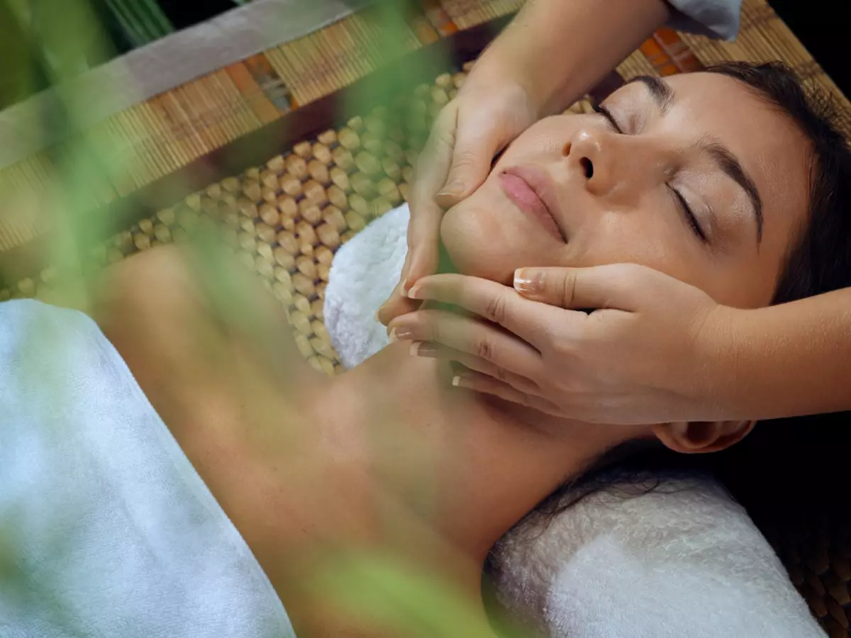 femeie care face masaj facial la eloura lifestyle salon spa