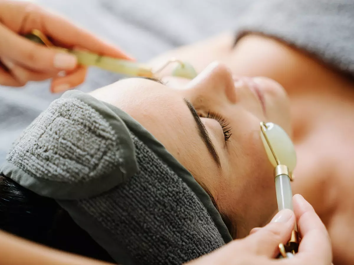 dona rebent un massatge facial a l'endota day spa a les quatre estacions