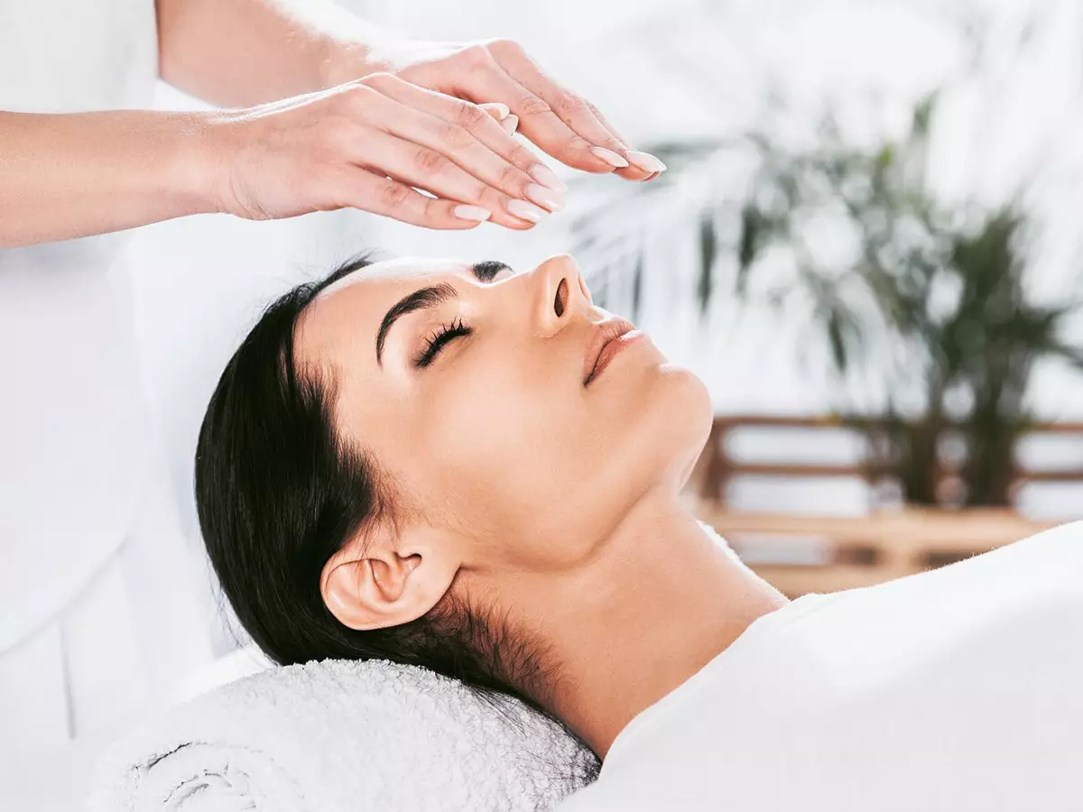 người phụ nữ nhận được massage mặt tại natures năng lượng dưỡng