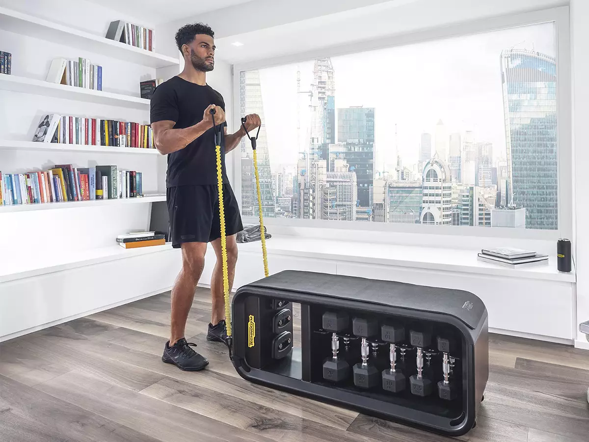 lelaki membuat latihan pada koleksi kecergasan technogym x dior