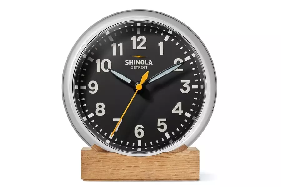 shinola l'horloge de bureau runwell
