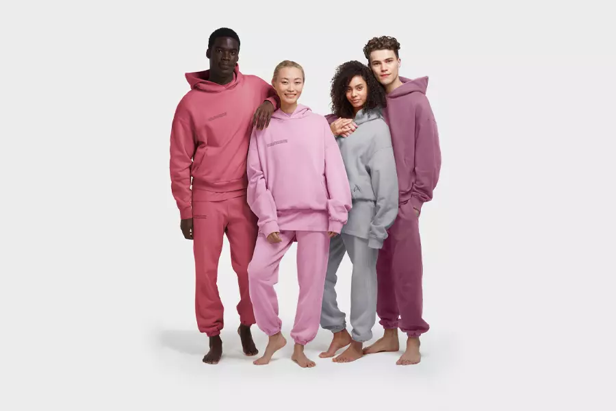 Vier modellen dragen T-shirts met capuchon en pyjama's