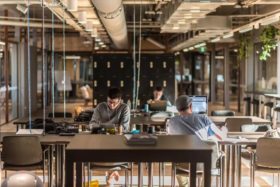 espazos de traballo nos laboratorios da cidade do río Brisbane