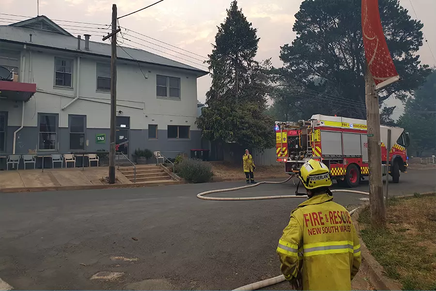 Gặp gỡ những huyền thoại người Úc đã dũng cảm đốt cháy rừng để cứu quán rượu địa phương 5055_5