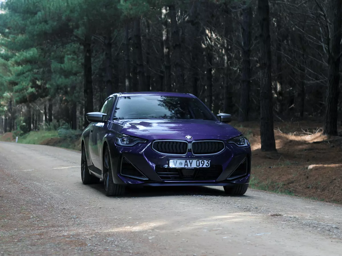 2022 bmw m240i en estrada de terra