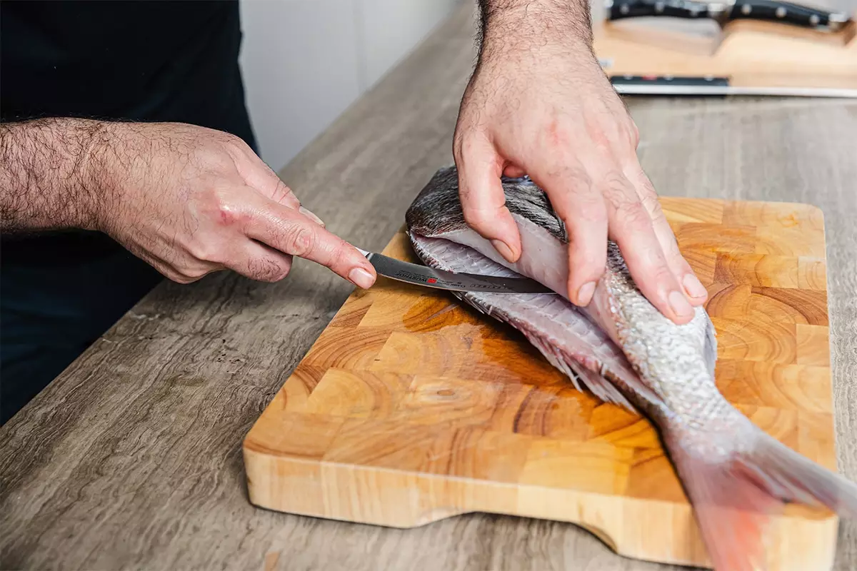 Како да филетирате цела риба: Совети и совети од наградуван готвач 5268_2