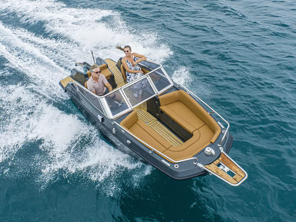 Magonis All-Electric Wave e-550 Luxury Boat Debuts