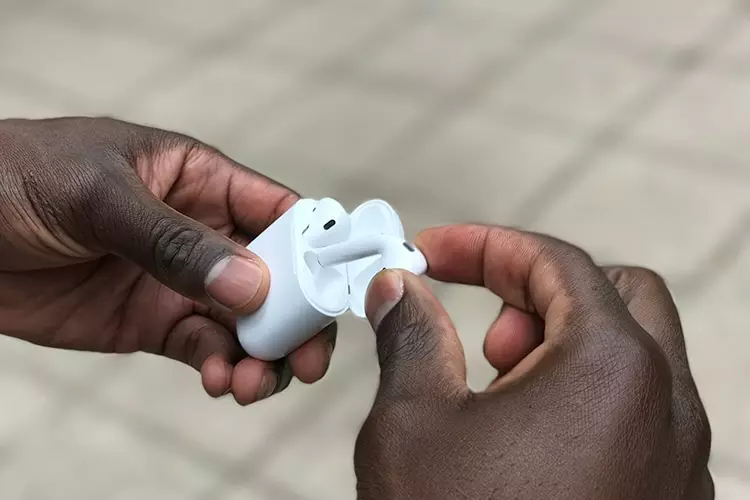 apple airpods nirkabel dengan kasing