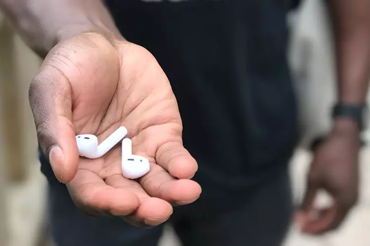 earbud nirkabel apple airpods di tangan