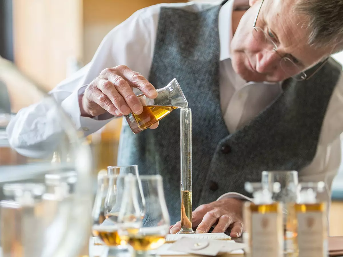 5 maeștri johnniewalker ai aromelor scotchwhisky amestecat în vârstă de 48 de ani